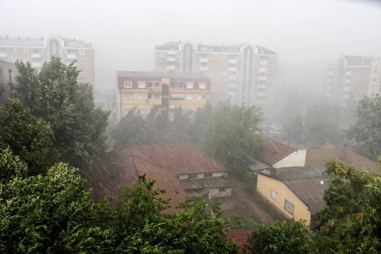 Внимавајте денеска невреме со пороен дожд и силен ветер