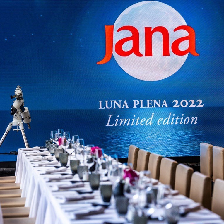 “ИЗМАМА И СРАМОТА“ Јана продава вода „која ги впива нашите мисли и намери“ Проверено