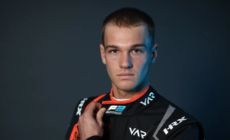 Возач на Формула снимен како на улица 179 км/ч, останал без возачката ...